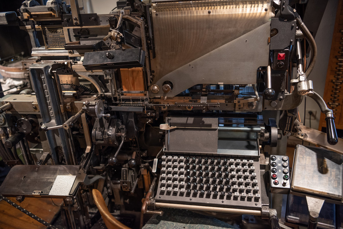 Het precisiewerk van de Linotype-technieker | Tradities, gebruiken ...