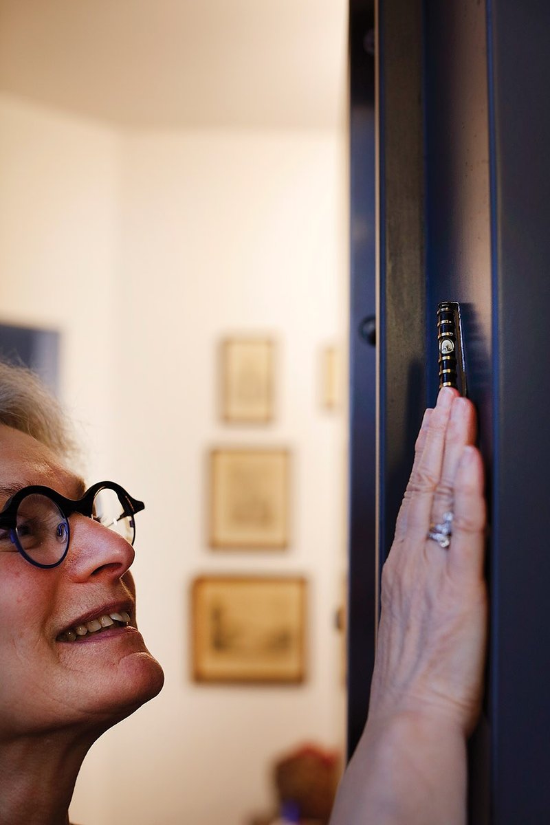 Een mezoeza ophangen aan de deurpost | Tradities, gebruiken, praktijken ...